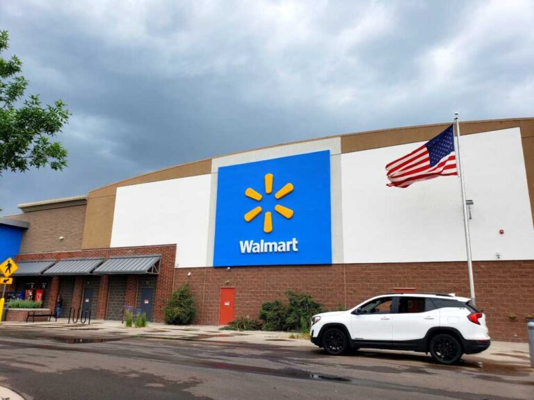 Heroic Walmart Employee FOILS Gunman’s Vicious Attack | Political Insiders